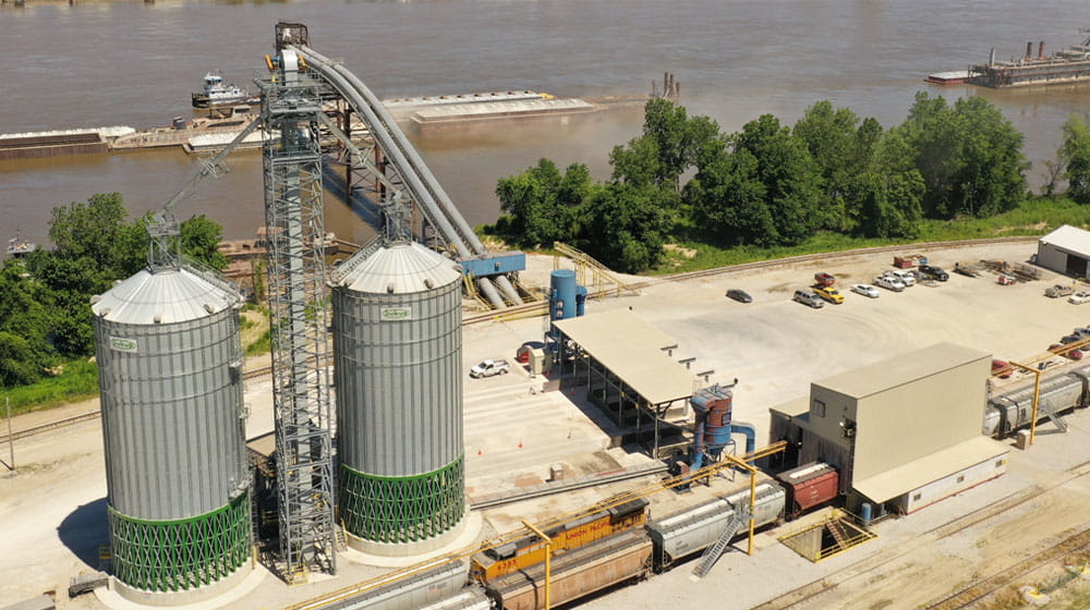 Agri co-op CHS leases grain terminal to boost transport links - Co ...